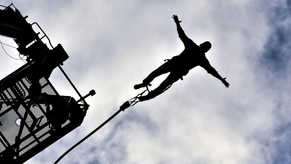 Bungee Jumping Risks and Safety Tips